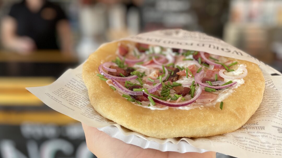 Párek v rohlíku nebo maďarský langoš i s nápojem | Slevomat.cz