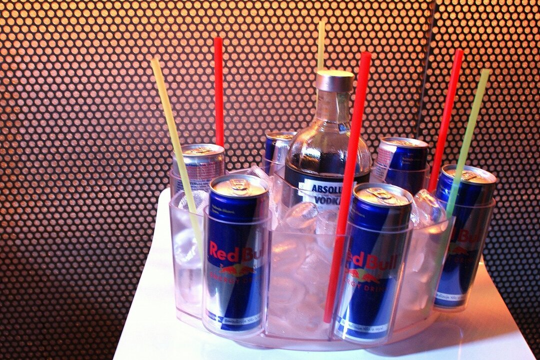 Red Bull Boat plná energy drinků a alkoholu | Slevomat.cz