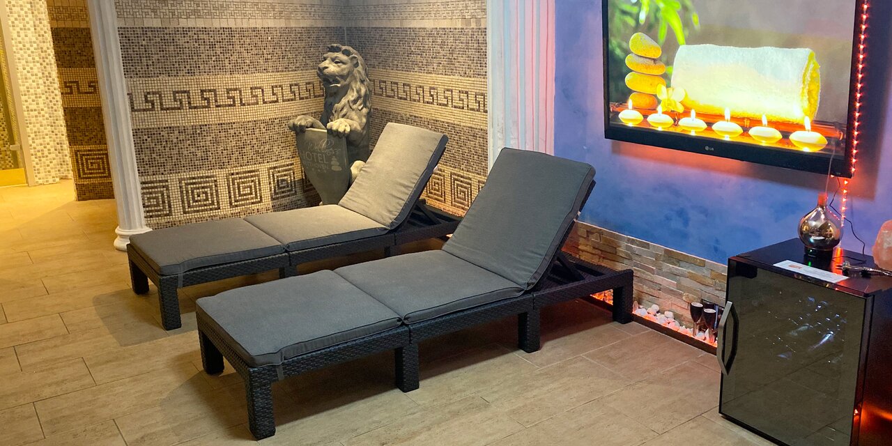 Privátní vířivka či wellness i s láhví vína pro dva | Slevomat.cz