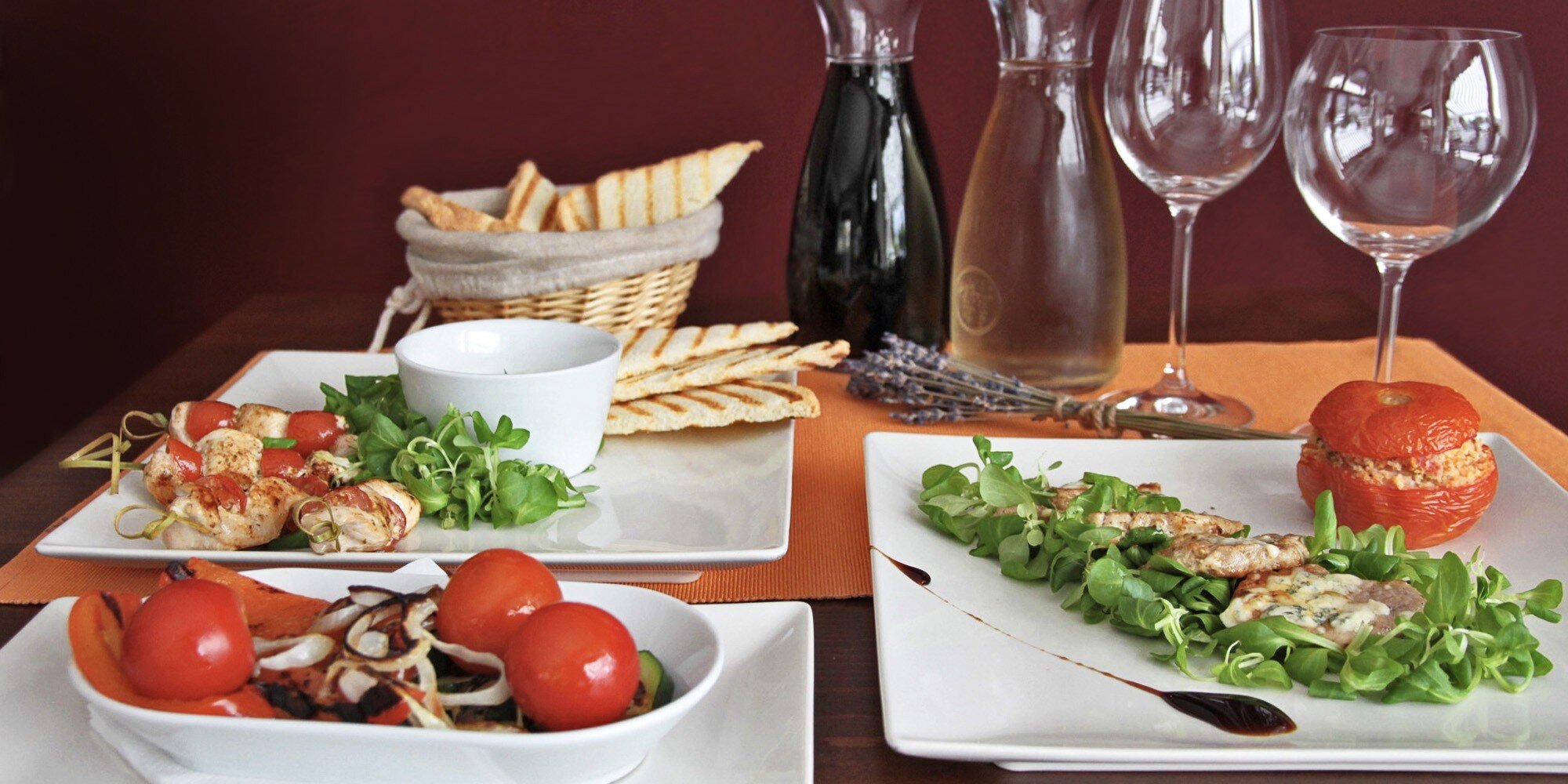 Karafa vína a lahodné tapas v Café baru Giraffe | Slevomat.cz