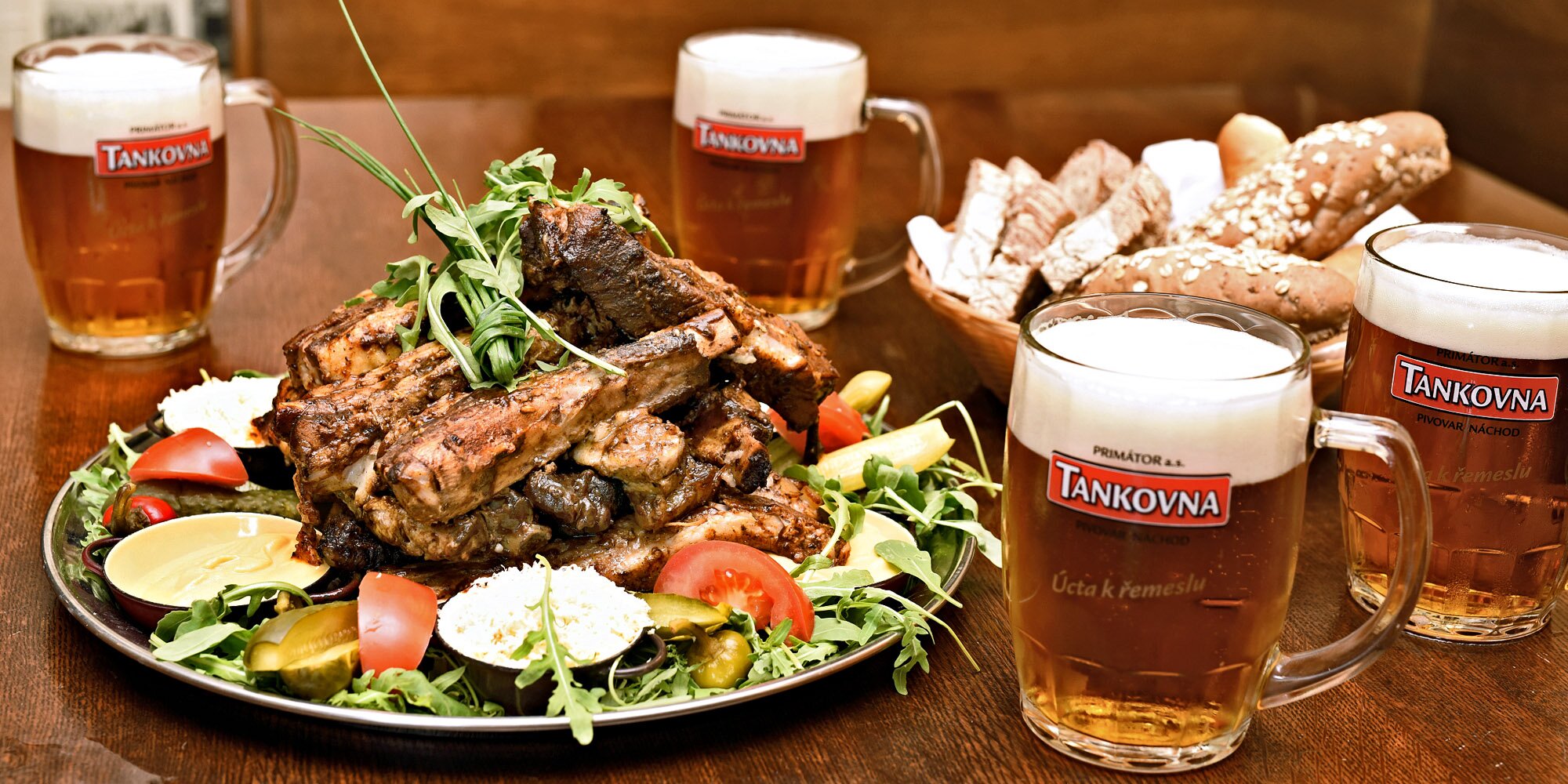 Tankové pivo Primátor s hromadou pečených žeber | Slevomat.cz