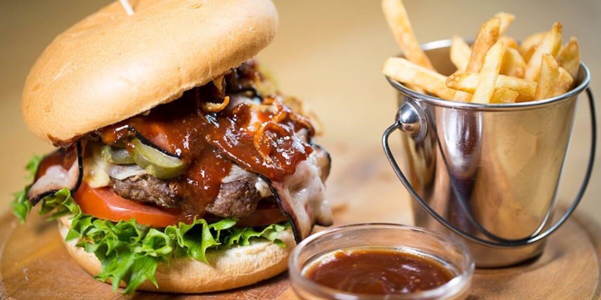 Burger podle výběru a hranolky pro jednoho i dva | Slevomat.cz